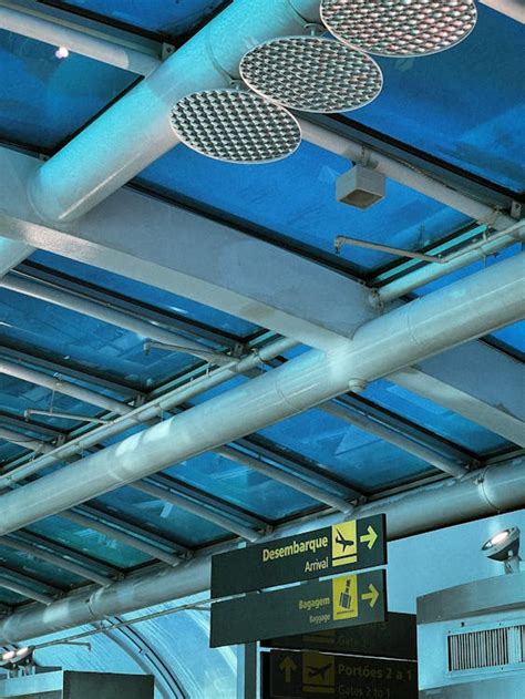 간판 건축 게이트 공항 공항 간판 교통 허브 구조 금속 금속 빔 길 찾기 도착 도착 표지판 디자인 방향 방향 표시 블루 비행 비행기 비행기