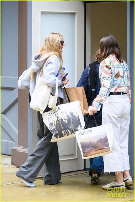 Sophie Turner Goes Shopping With Friends In Nyc Amid Divorce Photo