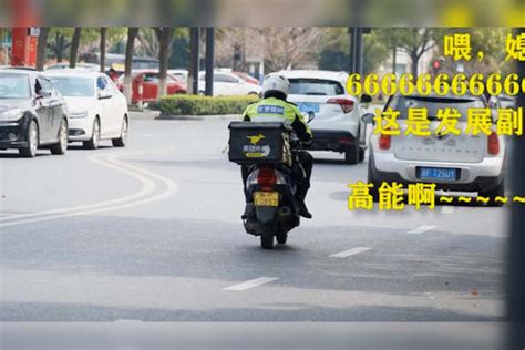 “外卖小哥刚被抓，我替他送” 交警送餐执法两不误 全程笑料不断