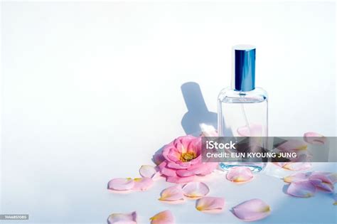 Mockup Bunga Dan Botol Parfum Foto Stok Unduh Gambar Sekarang