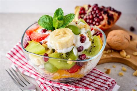Salada De Fruto Fresco Iogurte E Nozes Na Bacia De Vidro No Fundo