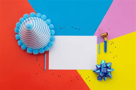 생일 배경 플랫 은 파스텔 노란색 파란색 오렌지와 핑크 기하학적 배경에 전단지 초대 카드와 화려한 파티 장식을 누워 개념에 대한 스톡 사진 및 기타 이미지 Istock