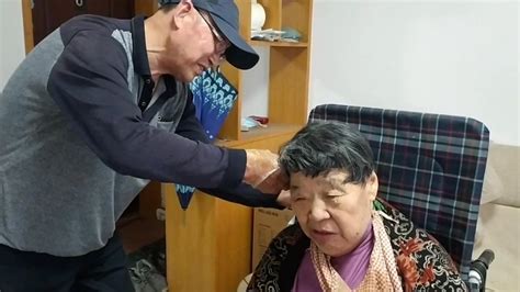 脑梗妻子偏瘫，79岁丈夫悉心照料24年七环视频澎湃新闻 The Paper