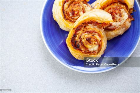 위에서 직접 볼 수 있는 화강암 표면의 파란색 접시에 피자 퍼프 가륜 페이스트리 0명에 대한 스톡 사진 및 기타 이미지 0명 3가지 개체 그릇 Istock