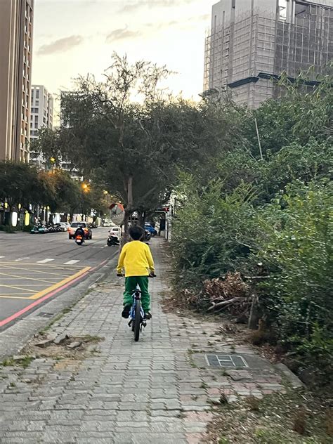 關於我被一個八歲弟弟求婚 下午去洗底片的路上 附近有公園想說可以把剩下兩張拍完 拍了一張後一個騎腳踏車的弟弟看著我 👦🏻：你在拍照喔 👩🏻（我