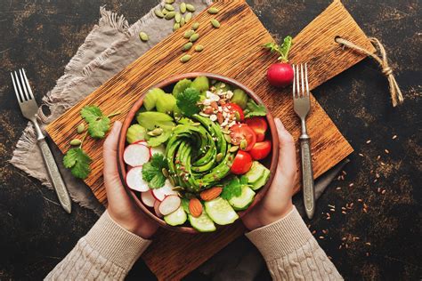 Cómo es la pirámide vegana de alimentación saludable