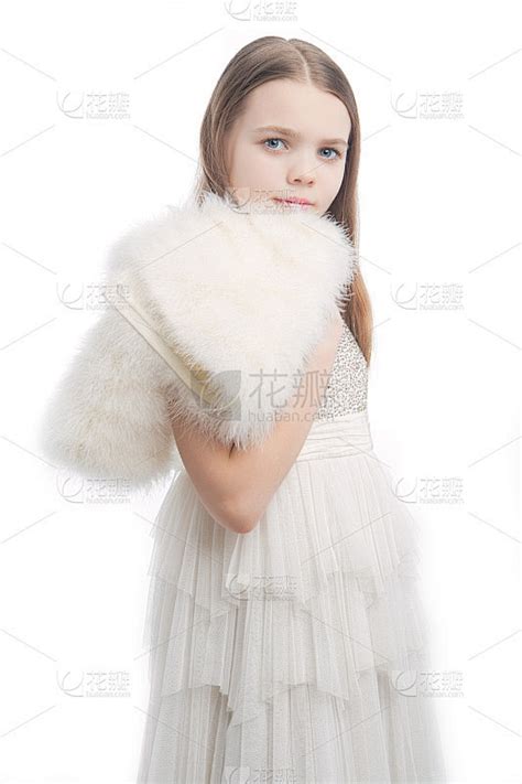 穿白色衣服的白人小女孩