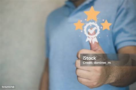 남자는 세 개의 별 등급으로 위대한 의미에서 엄지 손가락을 보여줍니다 최고의 우수한 서비스 Staff Meeting에 대한 스톡 사진 및 기타 이미지 Istock