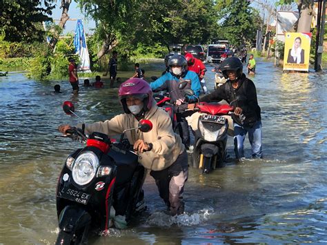 Nekat Terjang Banjir Di Gresik Ratusan Kendaraan Mogok