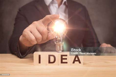 조명 전구 아이디어 혁신과 영감 개념을 들고 사업가의 손 Idea 텍스트가있는 나무 큐브 사람의 손 터치 전구와 새로운 아이디어와 전구 개념 개념에 대한 스톡 사진 및 기타