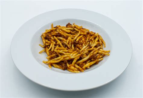 라구 볼로네즈소고기와 함께 전통 이탈리아 파스타인 트로피 흰색 접시 흰색 배경 전통적인 파스타 Trofie에 대한 스톡 사진 및