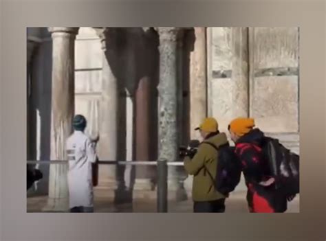 Βενετία Ακτιβιστές έριξαν νερό με λάσπη στη βασιλική του Αγίου Μάρκου