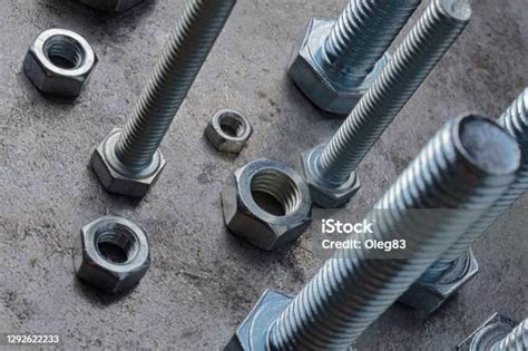 다양한 크기의 볼트와 육각 너트는 금속 표면에 배치됩니다 다양한 클로즈업 0명에 대한 스톡 사진 및 기타 이미지 0명 강철 개선 Istock
