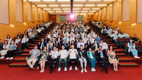 港隊亞運金牌運動員林新棟及王瑋駿到訪瑪嘉烈醫院 為醫護及病人打氣 星島日報