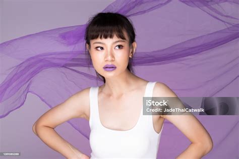 아시아 여자 있다 아름 다운 메이크업 던지는 펄럭이는 옷 직물 에 공기 20 29세에 대한 스톡 사진 및 기타 이미지 20