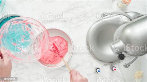 케이크 반죽에 음식 색칠을 혼합하여 3 층 바닐라 케이크를 굽습니다 달콤한 음식에 대한 스톡 사진 및 기타 이미지 달콤한