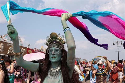 New York Tausende Feiern Meerjungfrauen Parade In Brooklyn DER SPIEGEL