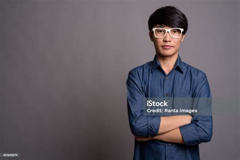 스마트 캐주얼 의류 및 회색 배경 안경을 착용 하는 젊은 아시아 남자의 스튜디오 샷 안경에 대한 스톡 사진 및 기타 이미지 안경 남자 십대 Istock