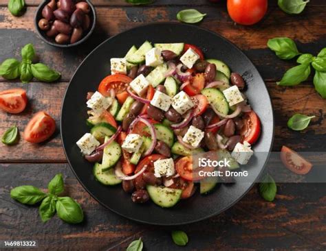 신선한 야채 페타 치즈 칼라 마타 올리브 말린 오레가노 적포도주 식초 및 올리브 오일을 곁들인 그리스 샐러드 건강에 좋은 음식