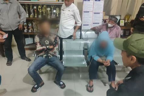 Kedapatan Berduaan Di Mobil Yang Sedang Terparkir Pasangan Muda Mudi