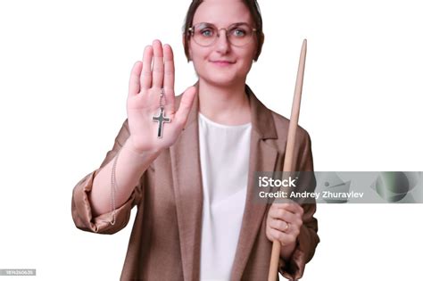 흰색 배경에 고립 된 기독교 종교 상징 십자가와 행복 한 여자 교사 복사 공간 백인종에 대한 스톡 사진 및 기타 이미지 백인종 십자가상 여자 Istock