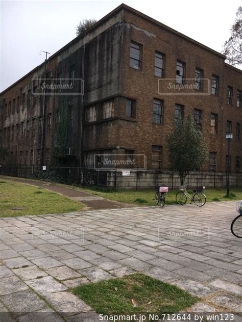れんが造りの建物の前に自転車止めてください。の写真・画像素材 712644 Snapmart（スナップマート）
