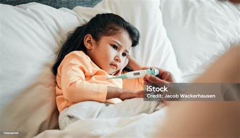 여자 아이 침대에서 발열 및 아픈 체온계 건강 및 웰빙 부모는 가정에서 체온을 모니터링합니다 두통 질병 및 독감 바이러스에 걸린