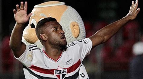 São Paulo vence o Atlético GO no fim e mantém vivo o sonho da