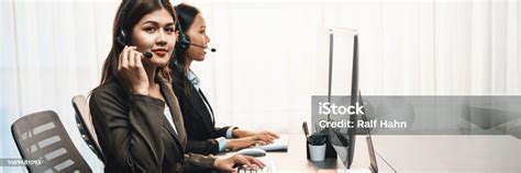 Operador De Call Center O Agente De Televentas Trabajando En Su