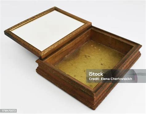 흰색의 빈 골동품 장신구 상자에 격리된 빈티지 나무 보석 상자를 엽니다 0명에 대한 스톡 사진 및 기타 이미지 0명 가구 갈색 Istock