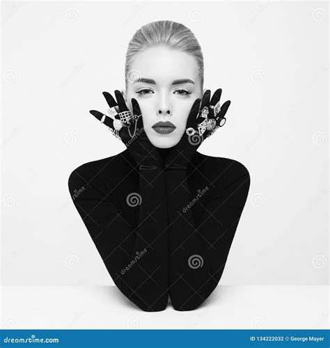 有全部的美丽的白肤金发的夫人珍贵的圆环 库存照片 图片 包括有 豪华 女孩 高雅 纵向 唇膏 134222032