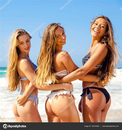 Tres Chicas En Trajes De Baño En La Playa Fotografía De Stock