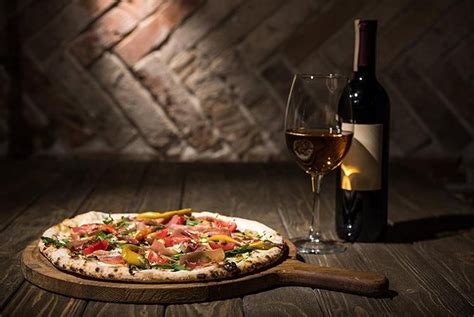 Delivery e vinho: QT faz pizza como os napolitanos