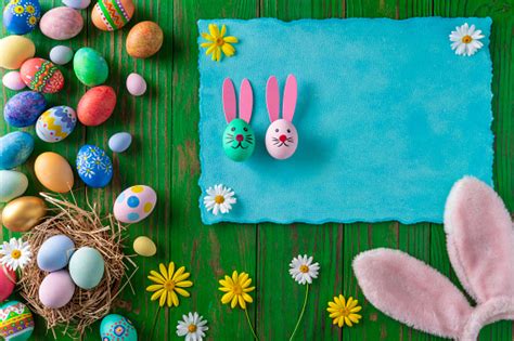 데이지 꽃 푸른 복사 공간과 녹색 나무에 그려진 부활절 달걀 다채로운 손 0명에 대한 스톡 사진 및 기타 이미지 0명 4월 Diy Istock