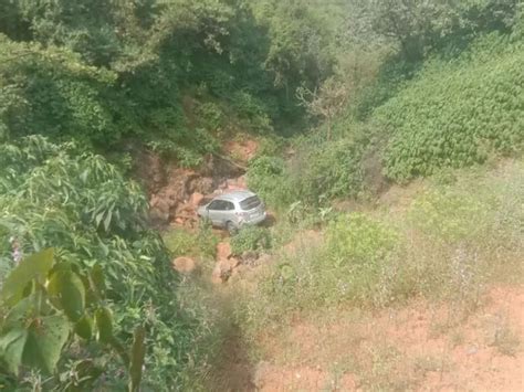 Pune वरंधा घाटात कार ९० फूट खोल दरीत कोसळली उंबर्डे गावाच्या हद्दीतील