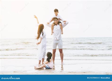 Feliz Familia Se Va De Vacaciones En La Playa En Verano Foto De Archivo Imagen De Lifestyle