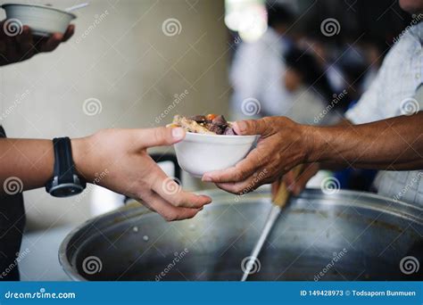 La Pobreza En Gente Pobre De La Sociedad Ha Estado Donando La Comida