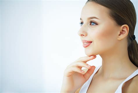 미용과 손질 아름 다운 피부를 가진 젊은 여자의 초상화입니다 아름 다운 입술 여자는 입술을 돌 봐 아름 다운 파란 눈을 가진