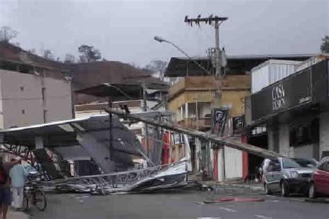Chuva forte causa destelhamentos quedas de árvores e alagamentos em Ubá