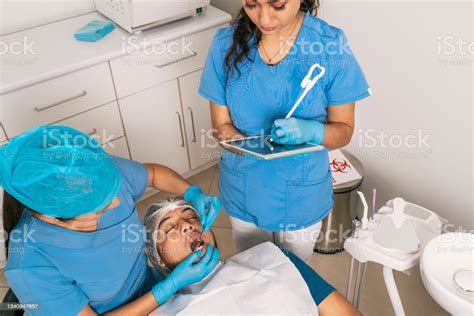 들것에 누워있는 환자의 입을 검사하는 치과 의사와 간호사 3 명에 대한 스톡 사진 및 기타 이미지 3 명 간호사 거울 Istock