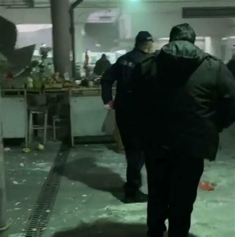 POVREĐENIH NA PIJACI STARI MERKATOR Prvo se urušio krov a onda i plafon FOTO VIDEO