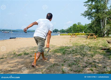 Juego De Herradura Que Lanza Del Hombre Foto De Archivo Imagen De