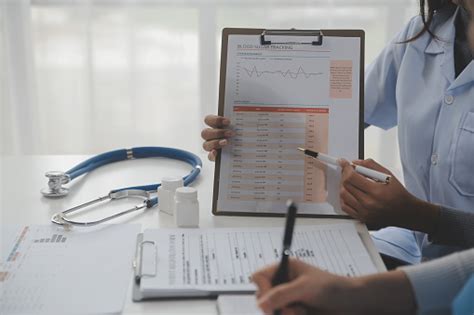 야간 팀워크 의료 연구 또는 웰니스 병원의 수술 계획에서 의사 간호사 또는 노트북 협업 도움말 또는 생명 보험 앱을 위한 기술에
