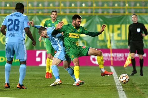 Slobodna Dalmacija Dinamo iščupao pobjedu u neizvjesnoj utakmici prepunoj crvenih kartona