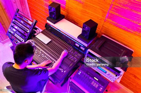 아시아의 전문 음악 프로듀서 녹음 스튜디오에서 노래를 믹싱하는 사운드 엔지니어의 모습음악 제작 방송 컨셉 컴퓨터에 대한 스톡 사진 및 기타 이미지 Istock