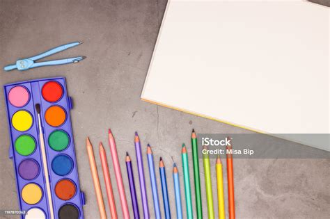 학교로 돌아가기 회색 배경에 흰색 드로잉 블록 과 학교 및 예술 용품 가위에 대한 스톡 사진 및 기타 이미지 가위 개념
