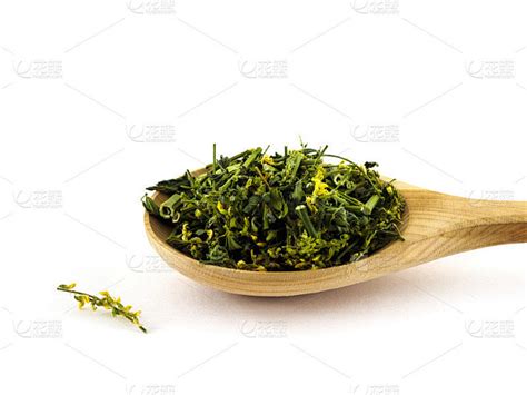 木犀草的枯叶躺在白色背景的木勺里