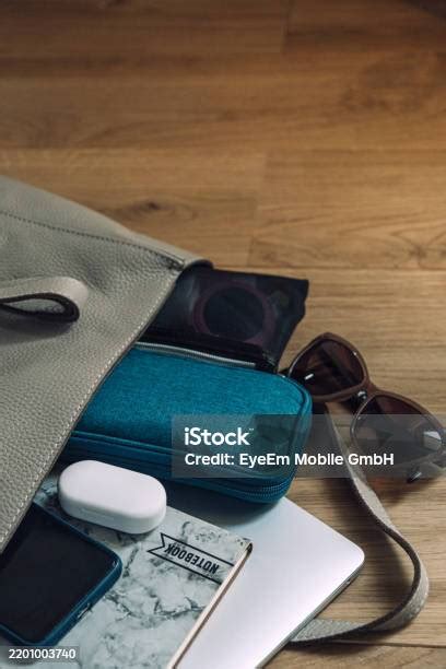 여행을 위한 여행 필수품 팩 기내 반입 수하물로 포장된 물건 비행기 토트를 위한 패킹 리스트 0명에 대한 스톡 사진 및 기타 이미지 Istock