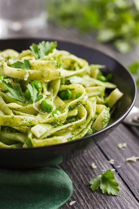 Bandnudelnteigwaren Mit Spinat Und Grüne Erbsen Pesto Stockbild Bild