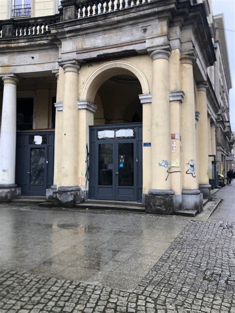 Samowola budowlana na Placu Zbawiciela trwa A urzędnicy rozkładają